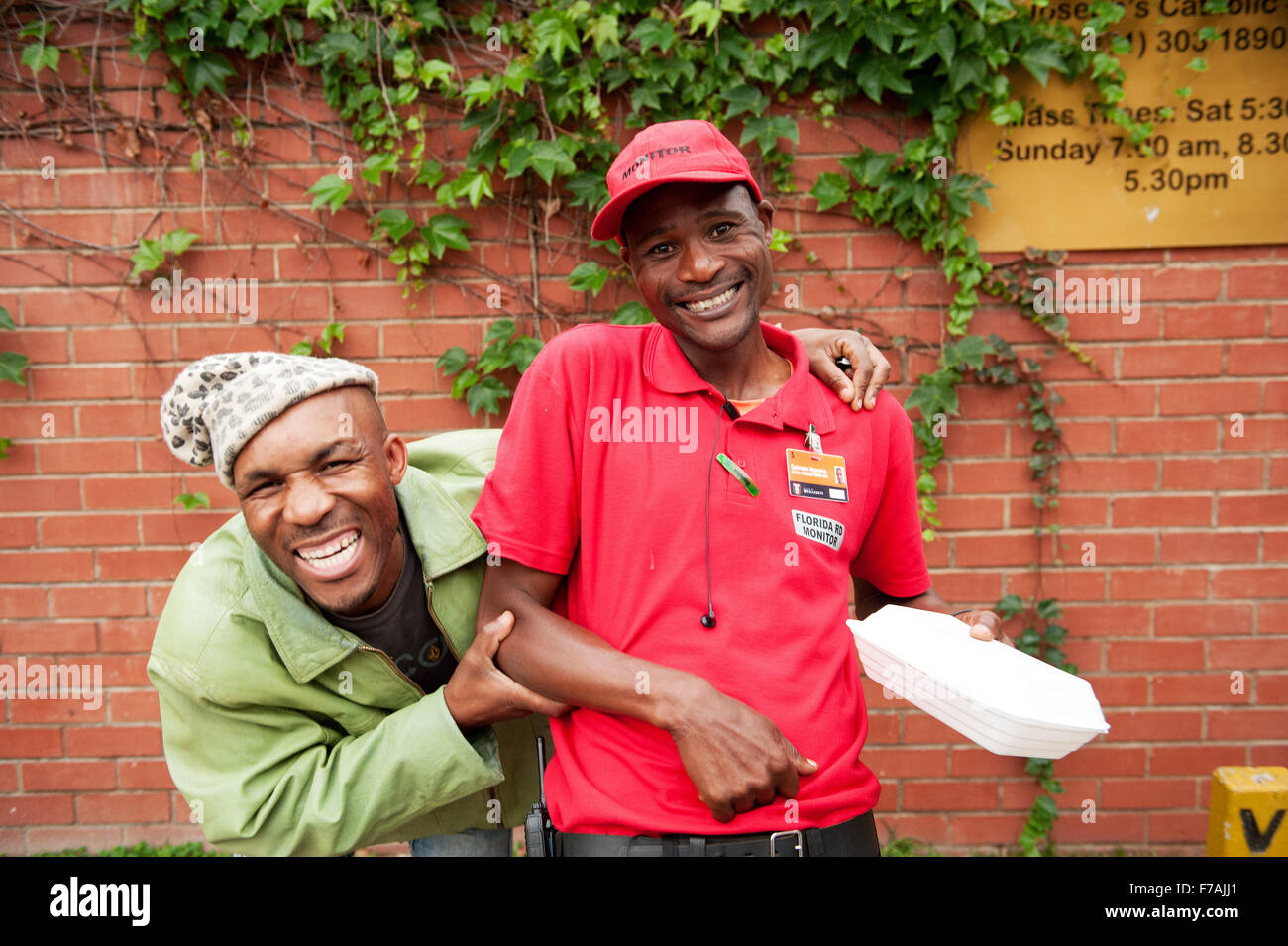 Ein Auto Wachen an den Straßencafés entlang Durbans Florida Road ...