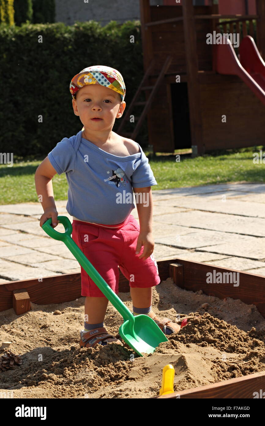 Im sandkasten spielen -Fotos und -Bildmaterial in hoher Auflösung – Alamy