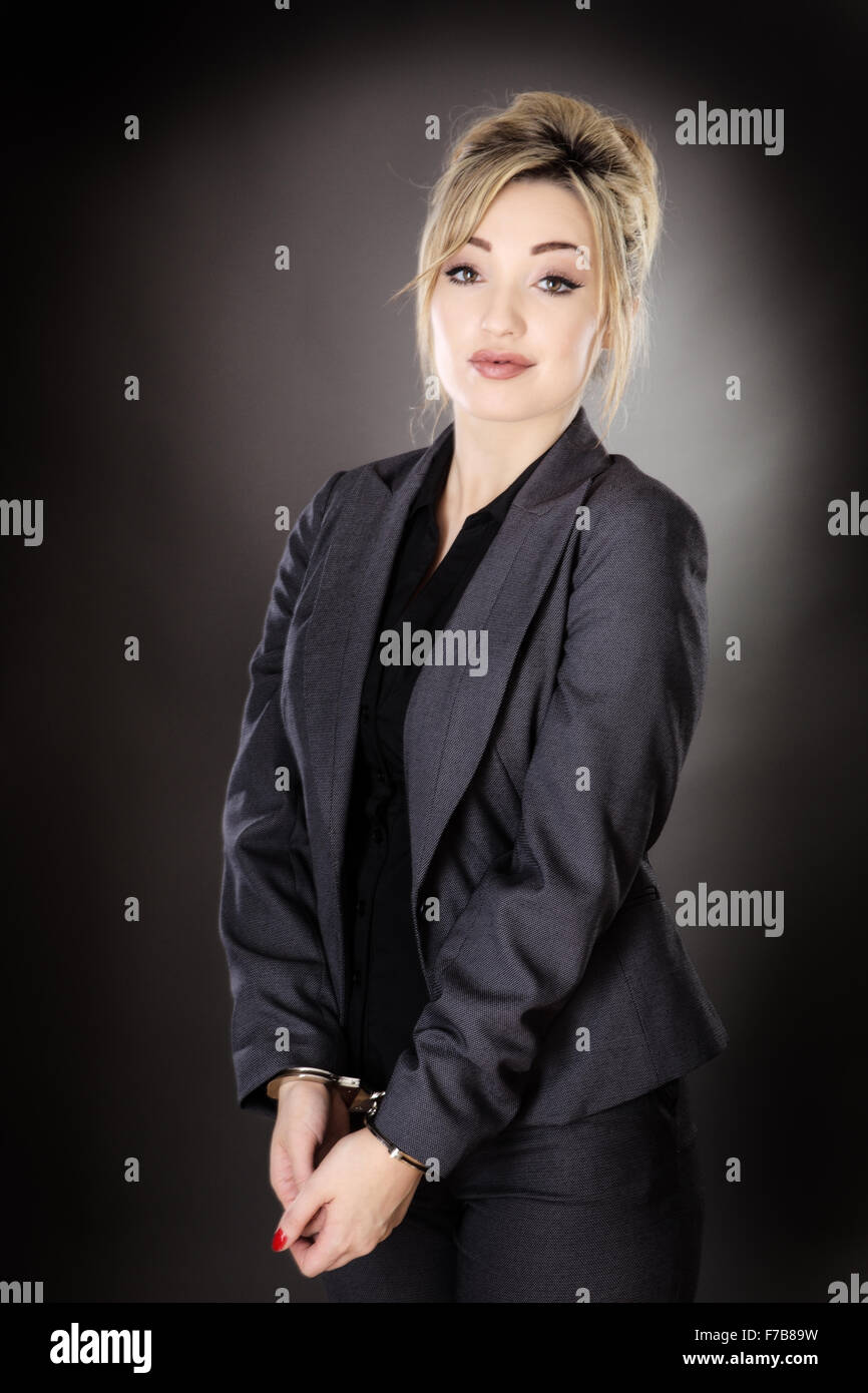 Business-Frau, mit Handschellen gefesselt Schuss im Studio auf einem ...