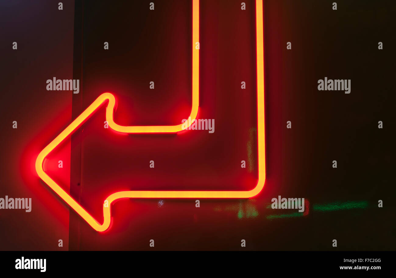 Neon Sign Arrow Stockfotos und -bilder Kaufen - Alamy