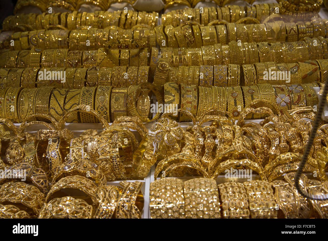 Gold necklaces gold souk dubai -Fotos und -Bildmaterial in hoher ...
