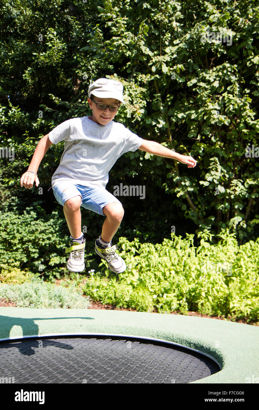Jumping trampoline in garden -Fotos und -Bildmaterial in hoher ...