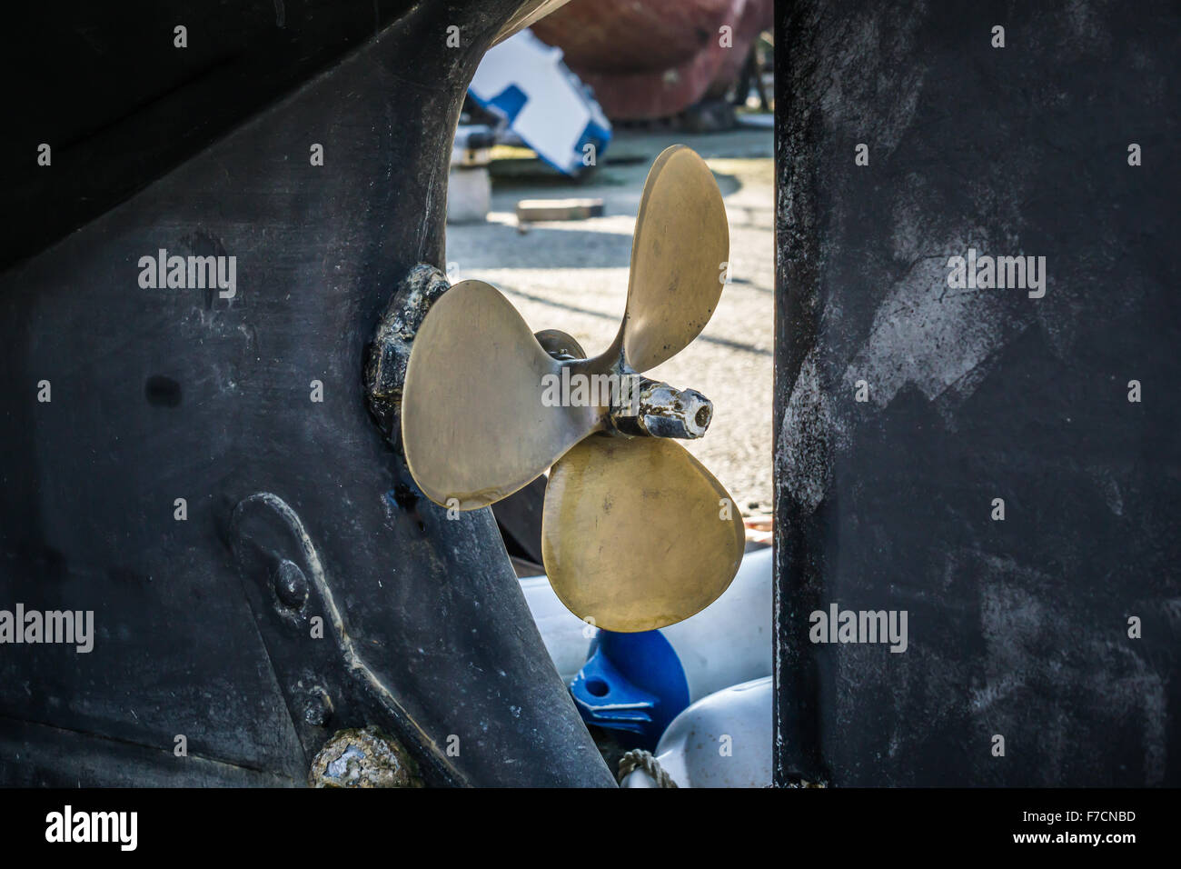 Brass propeller boat -Fotos und -Bildmaterial in hoher Auflösung – Alamy