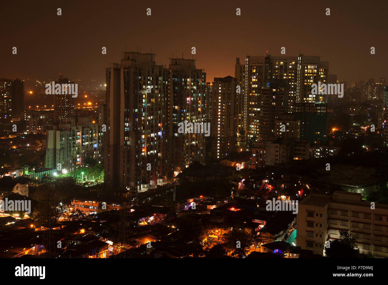 Das Bild der Slums und Skyline von Mumbai aufgenommen in Mumbai ...