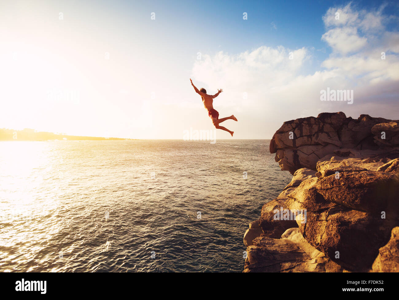 Klippen springen ins Meer bei Sonnenuntergang, Summer Fun Lifestyle ...