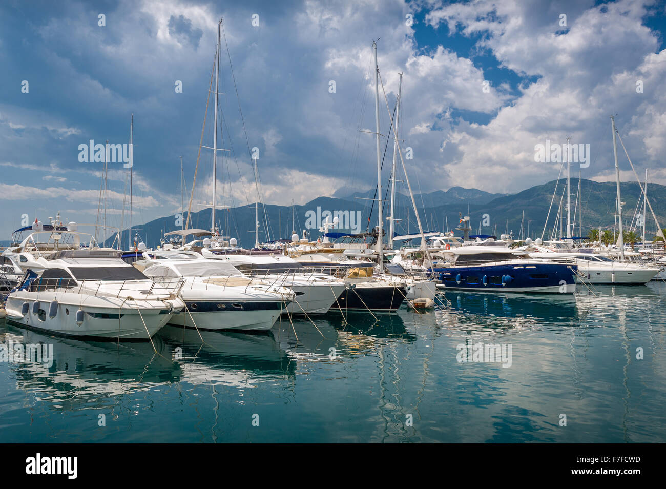 Segeln motorboot -Fotos und -Bildmaterial in hoher Auflösung – Alamy