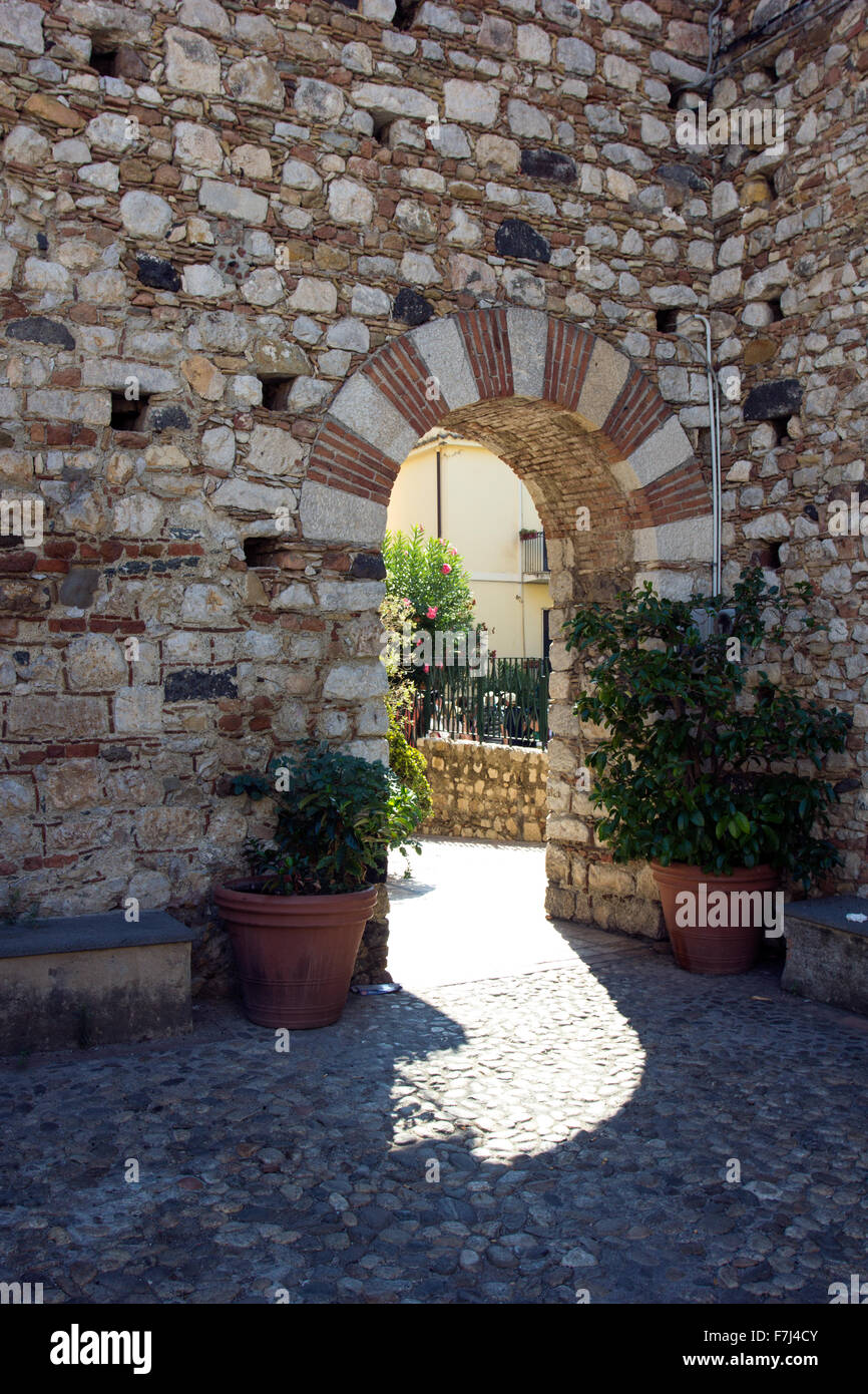 Stein torbogen -Fotos und -Bildmaterial in hoher Auflösung – Alamy