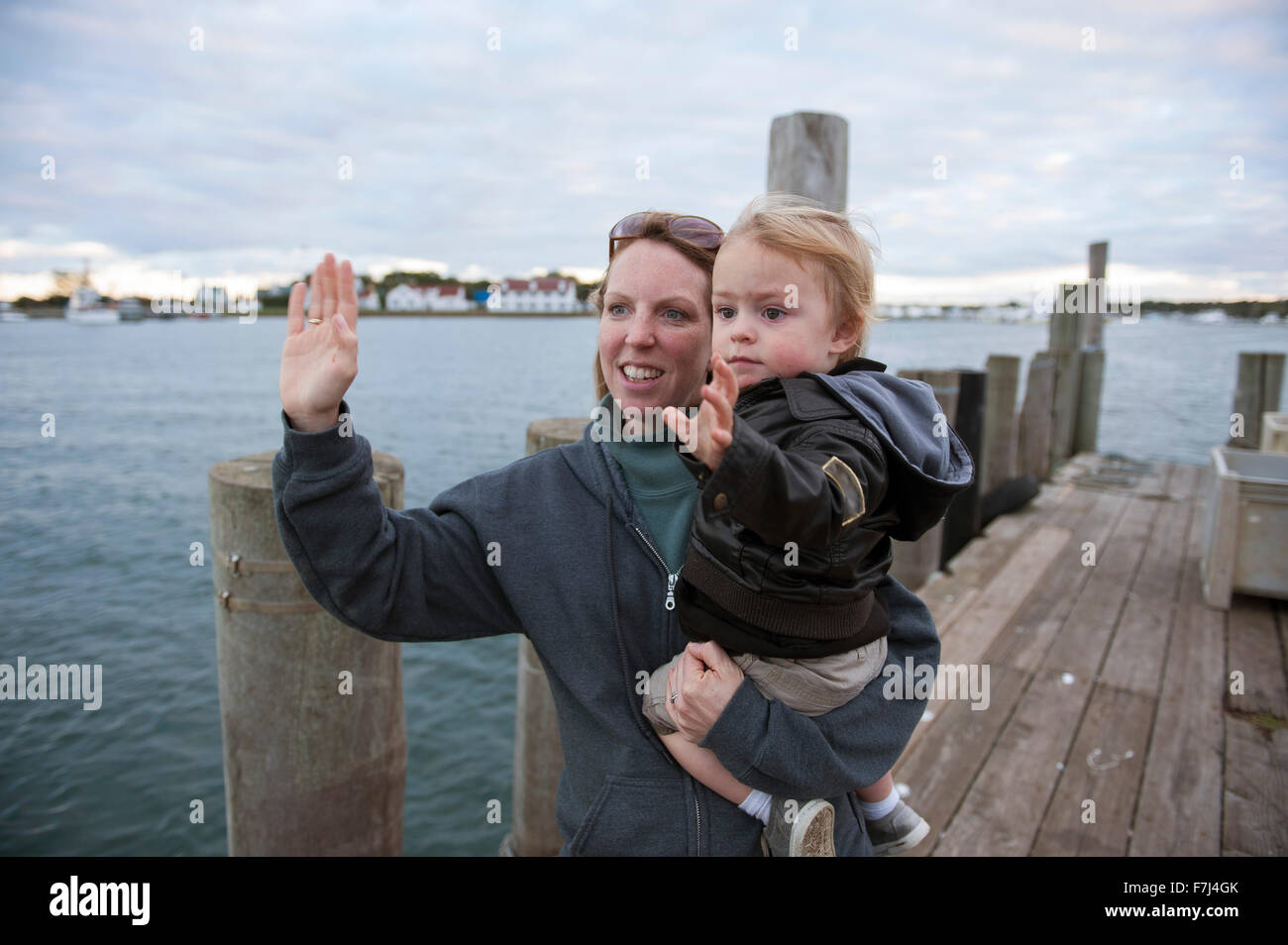 Eltern kinder winken -Fotos und -Bildmaterial in hoher Auflösung – Alamy