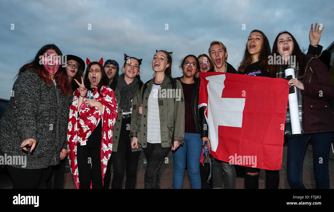 Fans aus der ganzen Welt versammeln sich vor der Hallam FM Arena ...