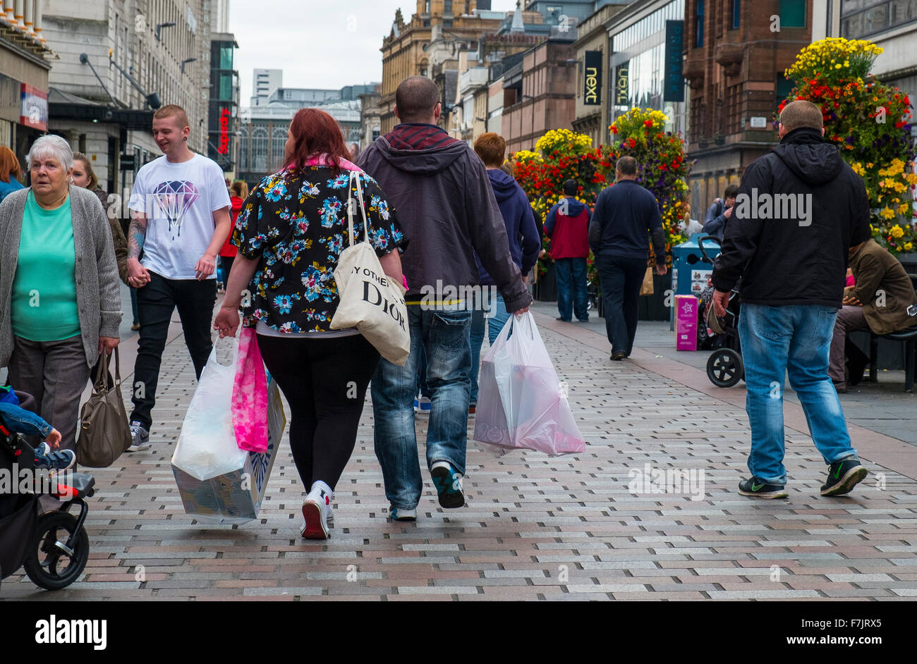 Menschen tragen taschen -Fotos und -Bildmaterial in hoher Auflösung – Alamy