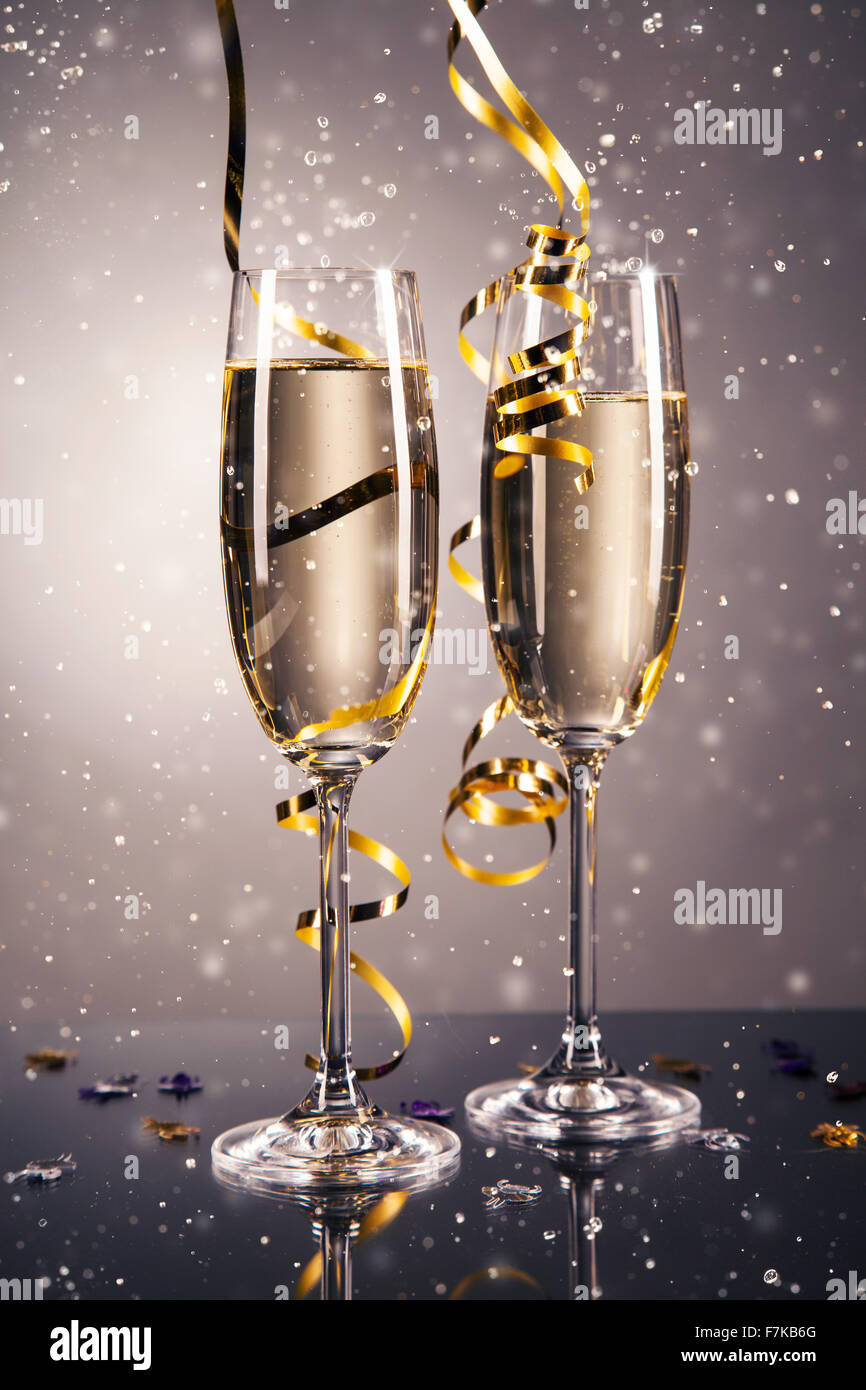 Anstoßen sektglas -Fotos und -Bildmaterial in hoher Auflösung – Alamy