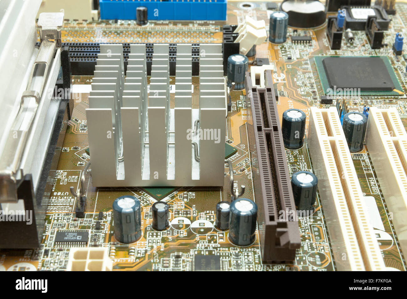 Mainboard und pc-Komponenten über einen hölzernen Hintergrund für eine ...