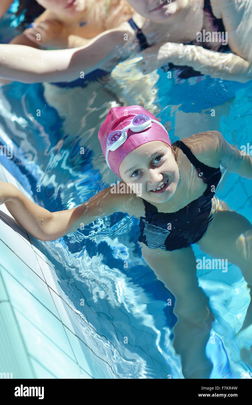 glückliche Kinder-Kids-Gruppe im Schwimmbad Klasse zum Schwimmen lernen ...