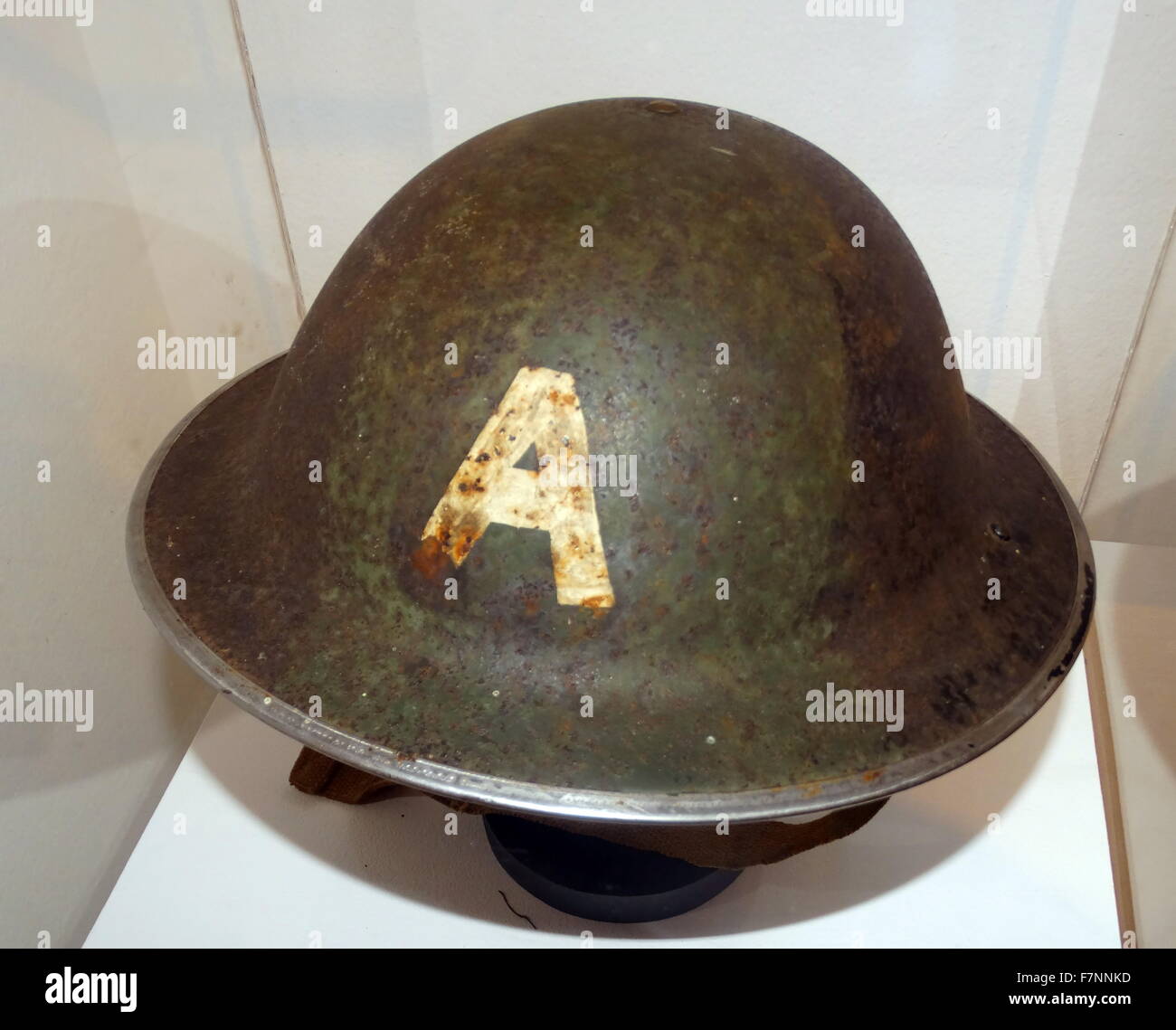Air raid warden helmet -Fotos und -Bildmaterial in hoher Auflösung – Alamy