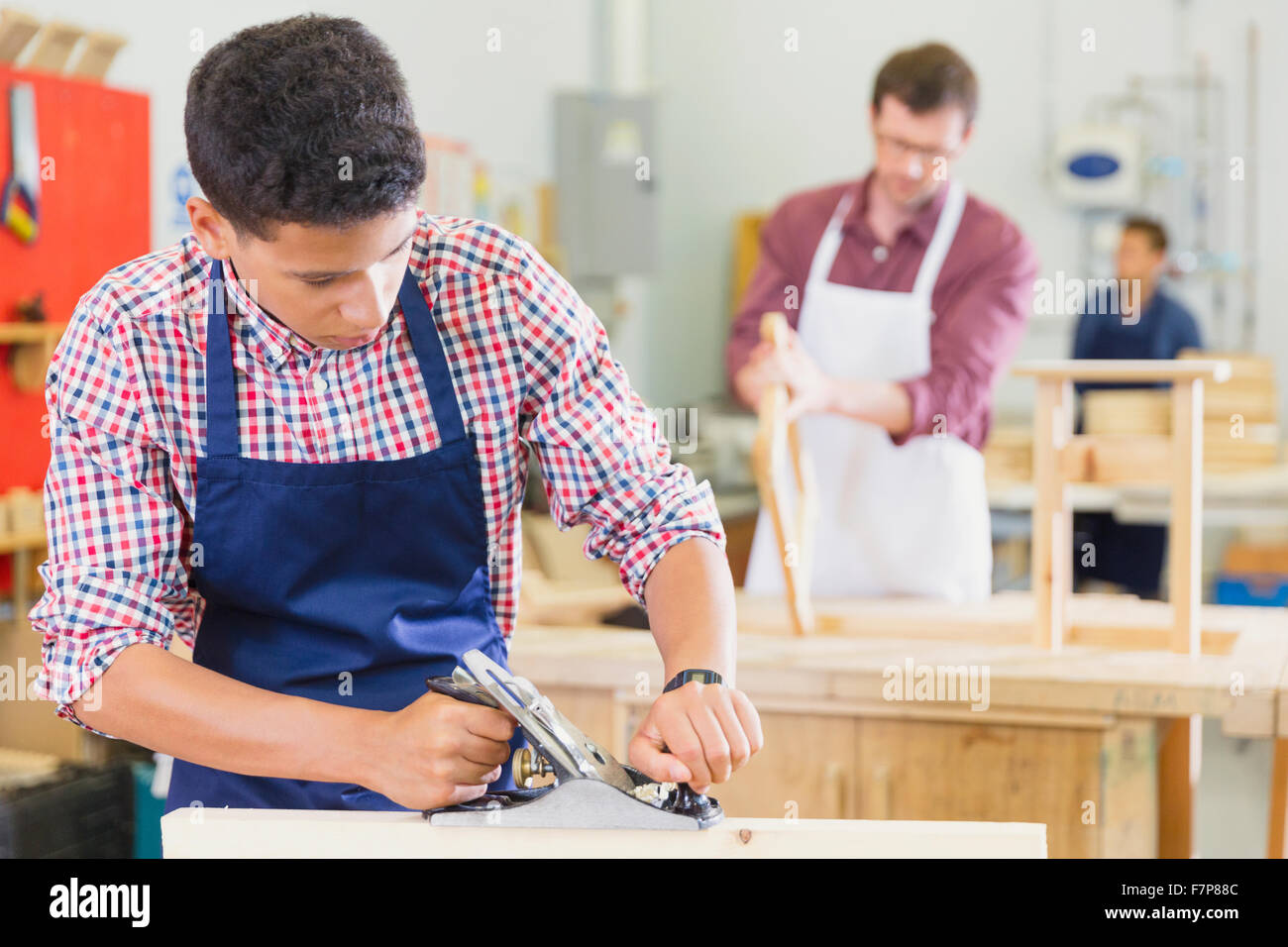 Tischler mit Flugzeug-Tool in der Werkstatt Stockfotografie - Alamy