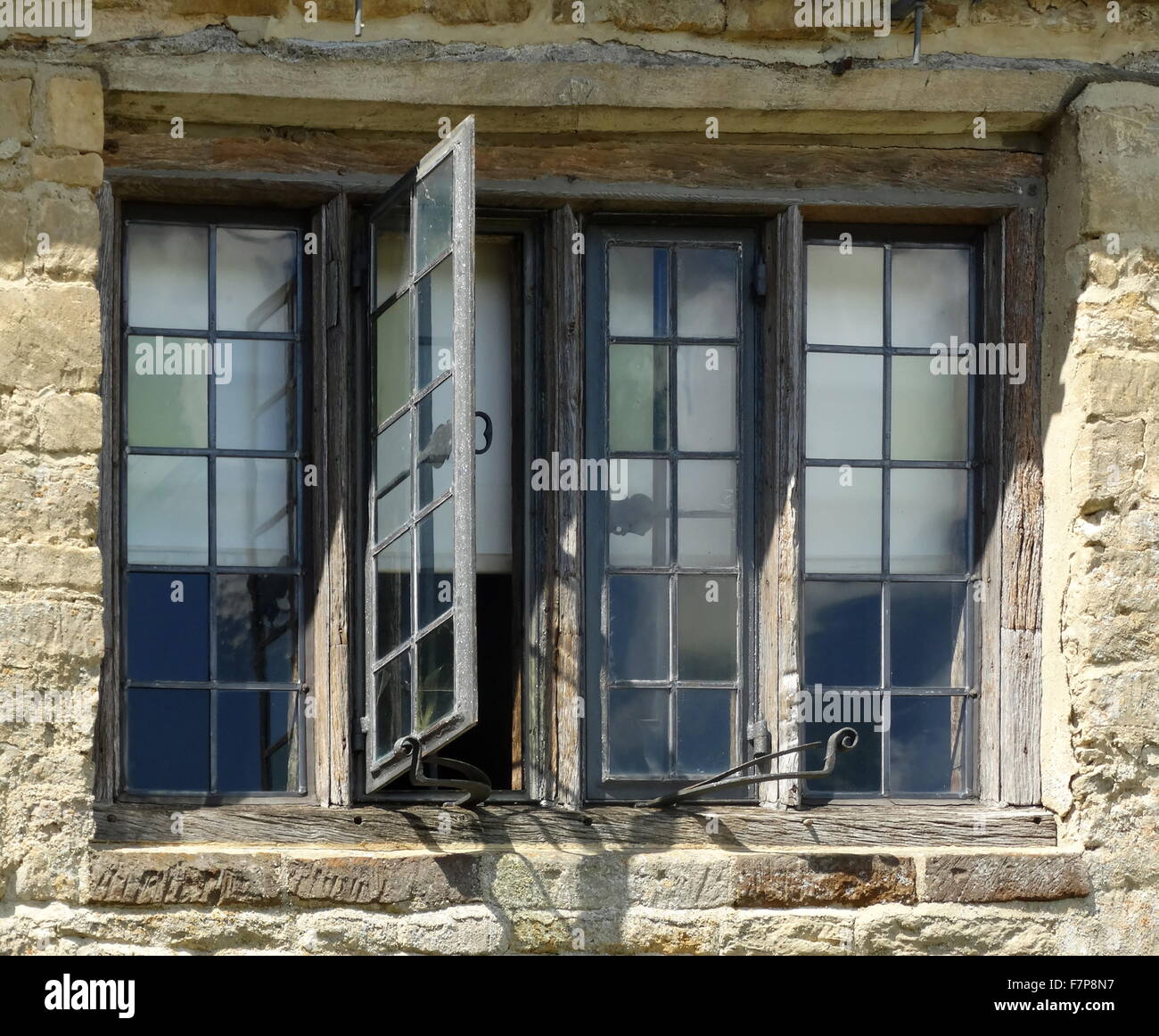 Tudor window -Fotos und -Bildmaterial in hoher Auflösung – Alamy