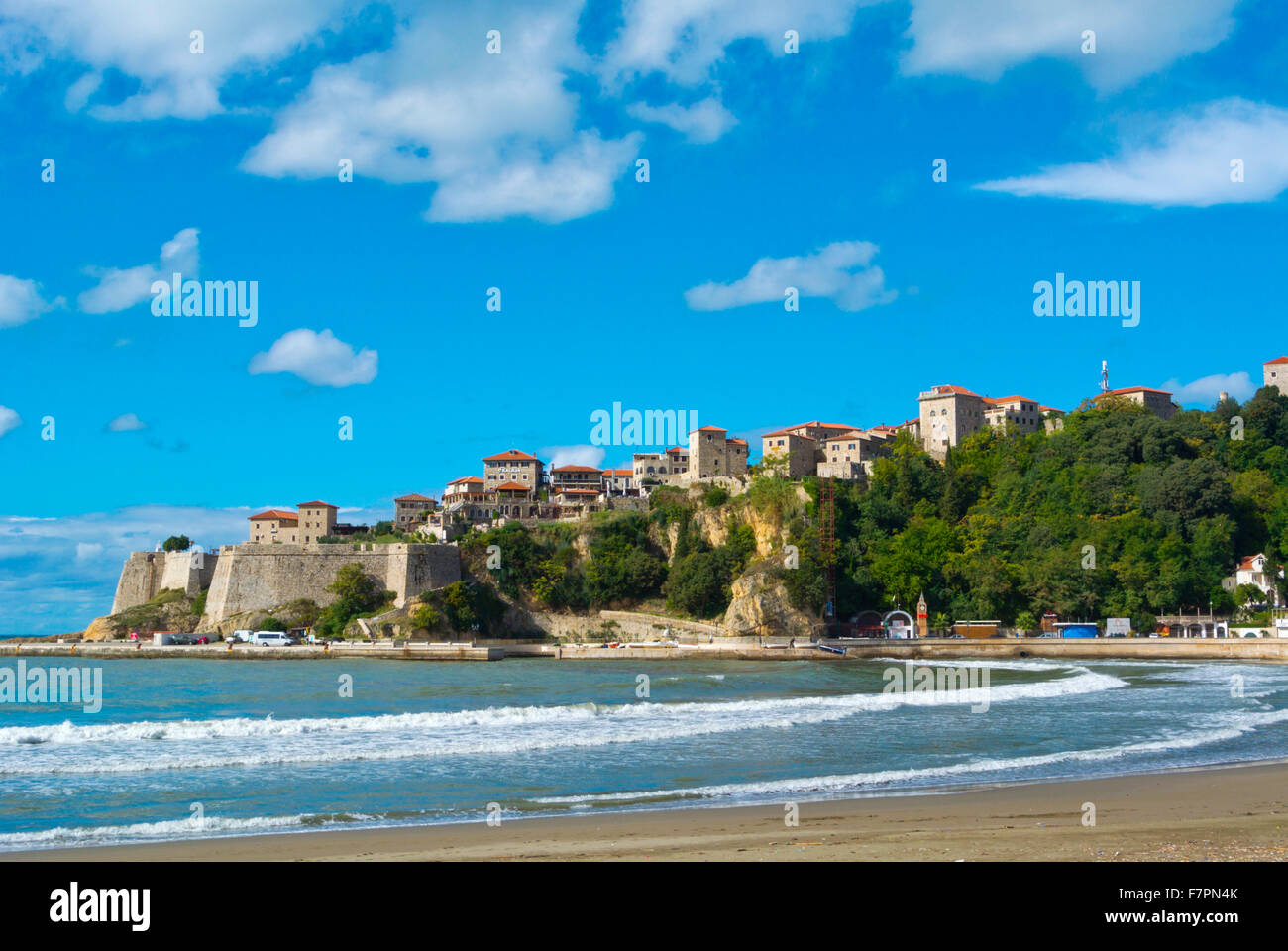 Mala Plaza, Uferpromenade mit kleinen Strand mit Stari Grad der ...