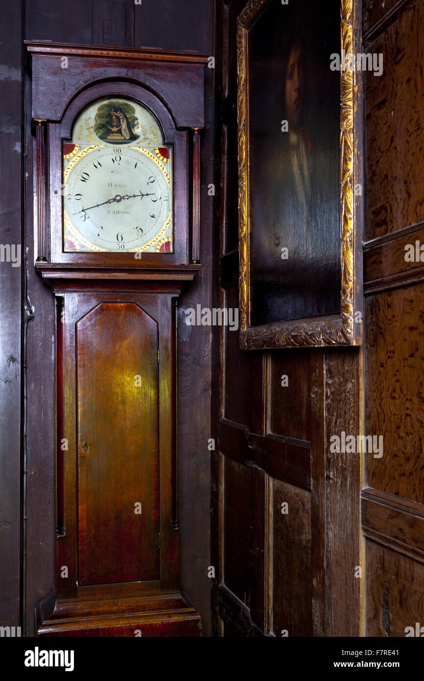 English longcase clock -Fotos und -Bildmaterial in hoher Auflösung – Alamy