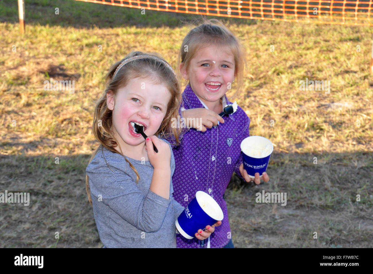 Two 2 girls -Fotos und -Bildmaterial in hoher Auflösung – Alamy