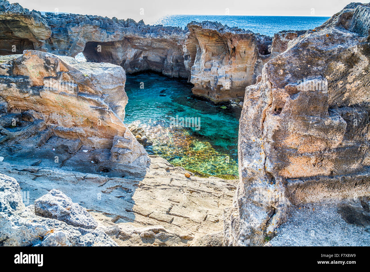 Erstaunlich, Naturpool umgeben nur von der Adria oder Höhlen in Italien ...