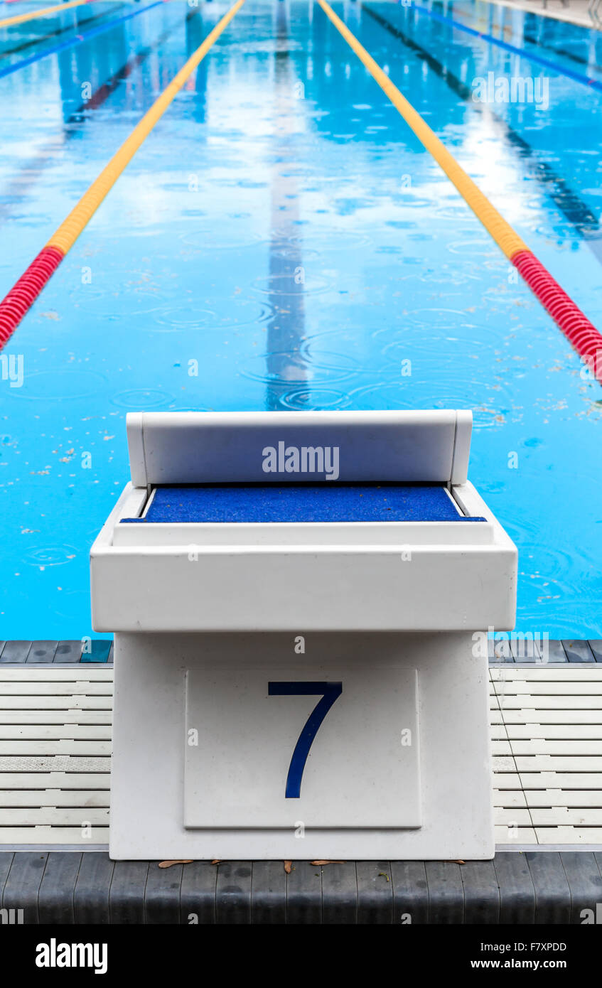 Outdoor swimming pool starting block -Fotos und -Bildmaterial in hoher ...