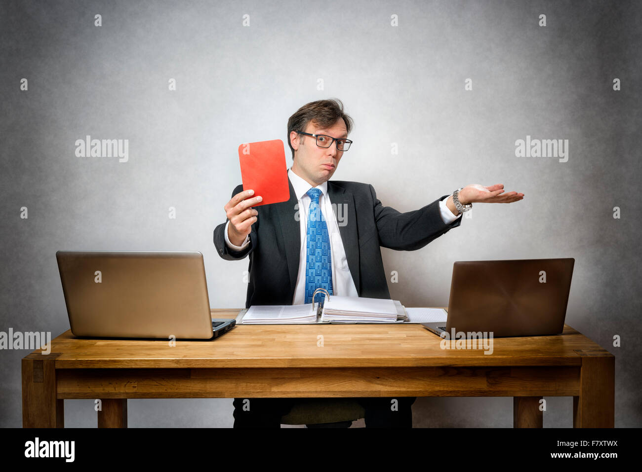 Entlassung rote karte -Fotos und -Bildmaterial in hoher Auflösung – Alamy