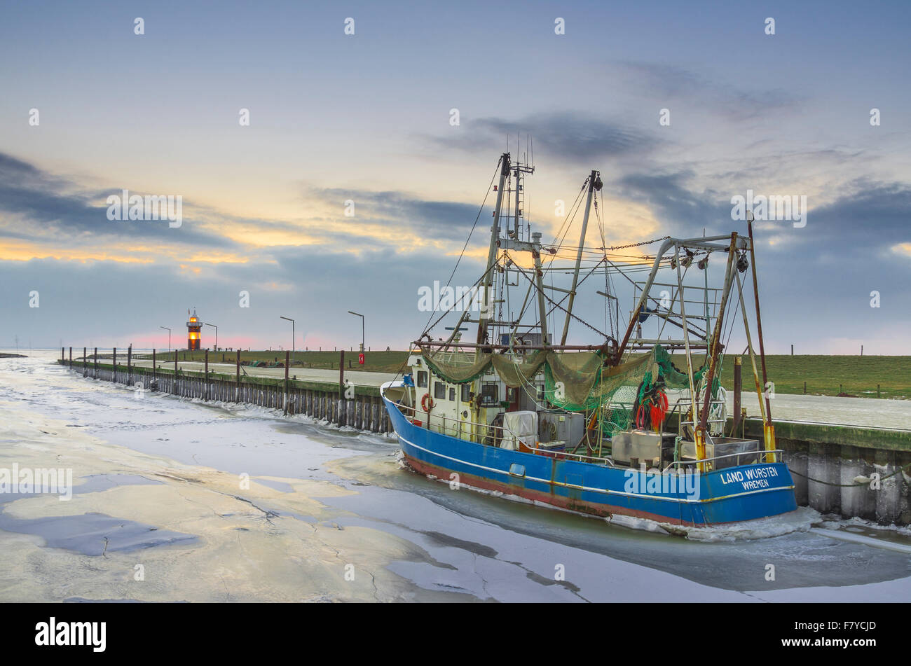 Fischkutter Im Gefrorenen Hafen Stockfotos und -bilder Kaufen - Alamy