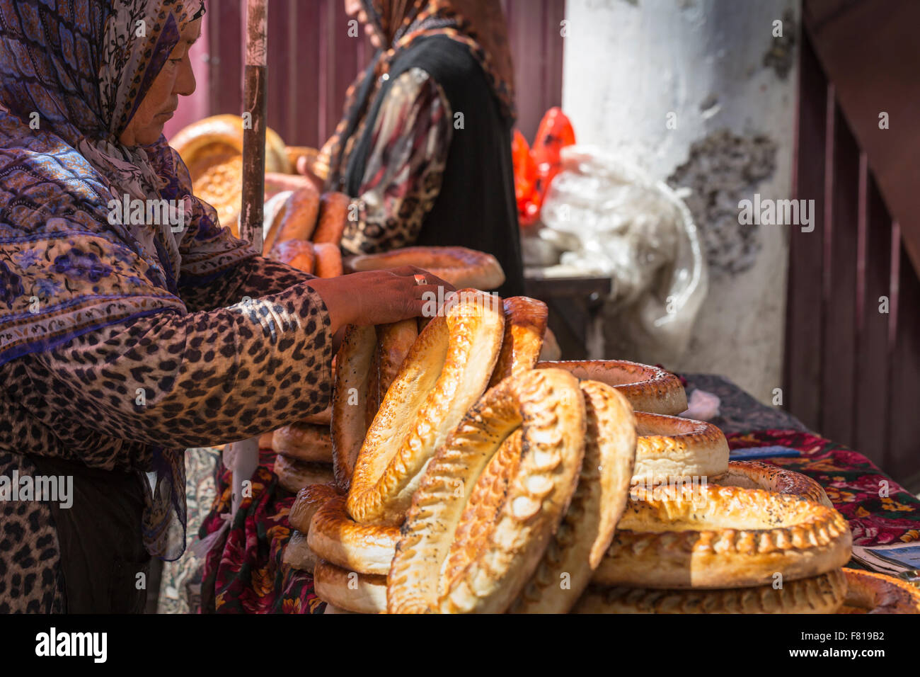 Kirgisen Brot Tokoch auf Sonntagsmarkt in Osch. Kirgistan ...