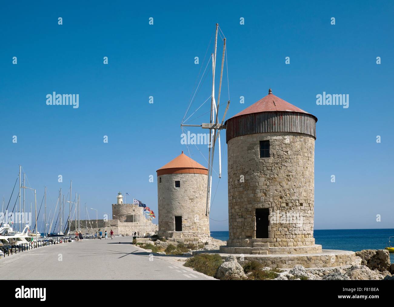 Windmühlen am Mandraki-Hafen, Rhodos Stadt, Rhodos, Dodekanes ...
