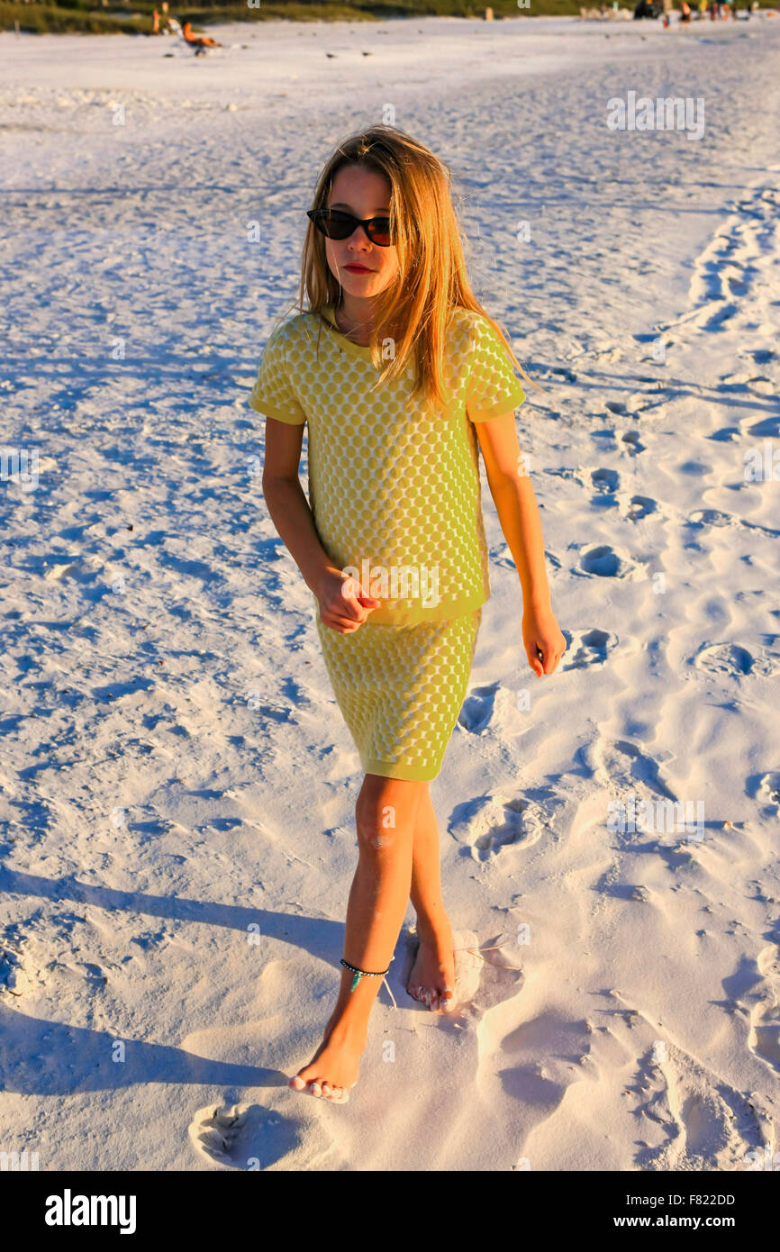 Cute Tween Young Blonde Girl Fotos Und Bildmaterial In Hoher