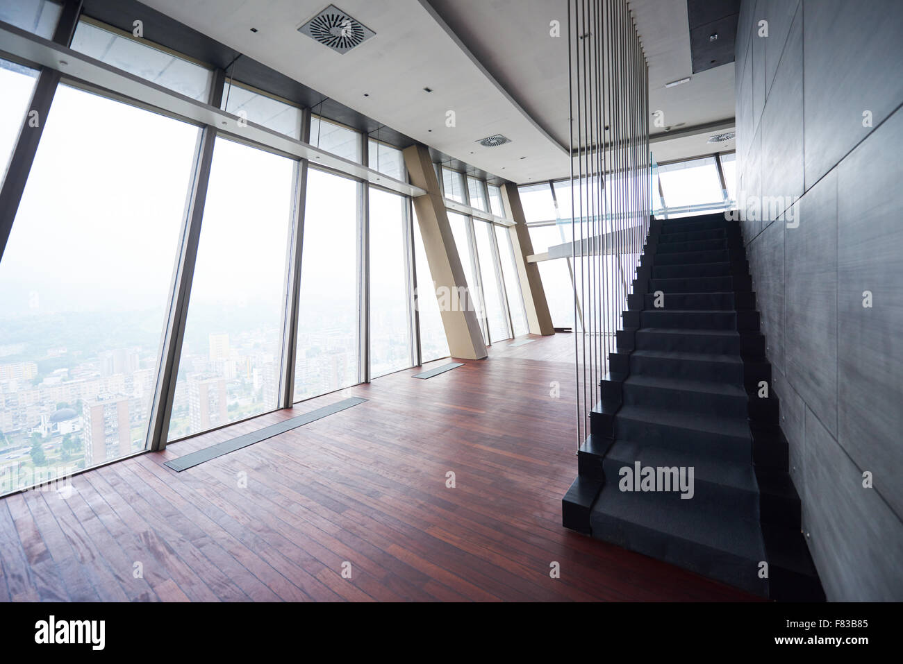 leere Penthouse, moderne helle Maisonette Wohnung Büroeinrichtung mit ... leere Penthouse, moderne helle Maisonette Wohnung Büroeinrichtung mit ...