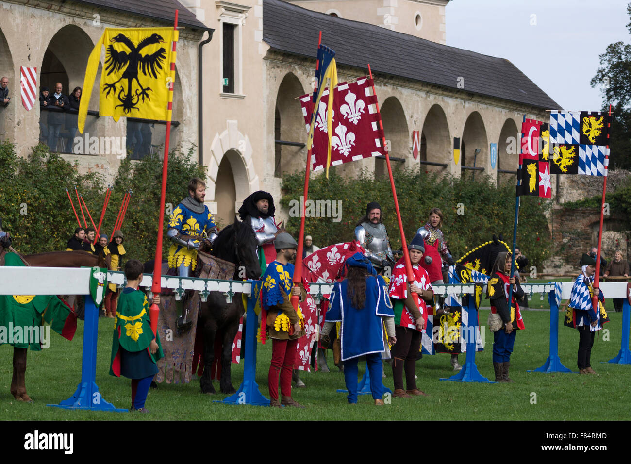 Reiter und knappen -Fotos und -Bildmaterial in hoher Auflösung – Alamy