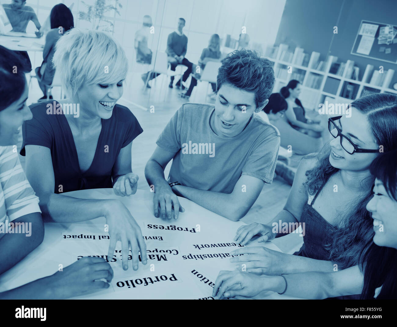Kolleginnen und Kollegen Diverse studentische Teamwork Kollege Konzept ...