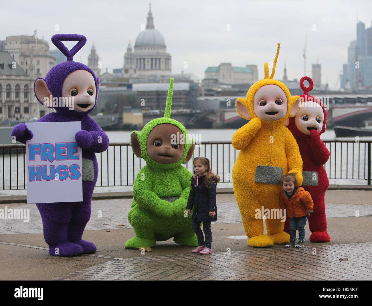 Teletubbies am Südufer verlosen umarmt außen ITV Studios Featuring ...