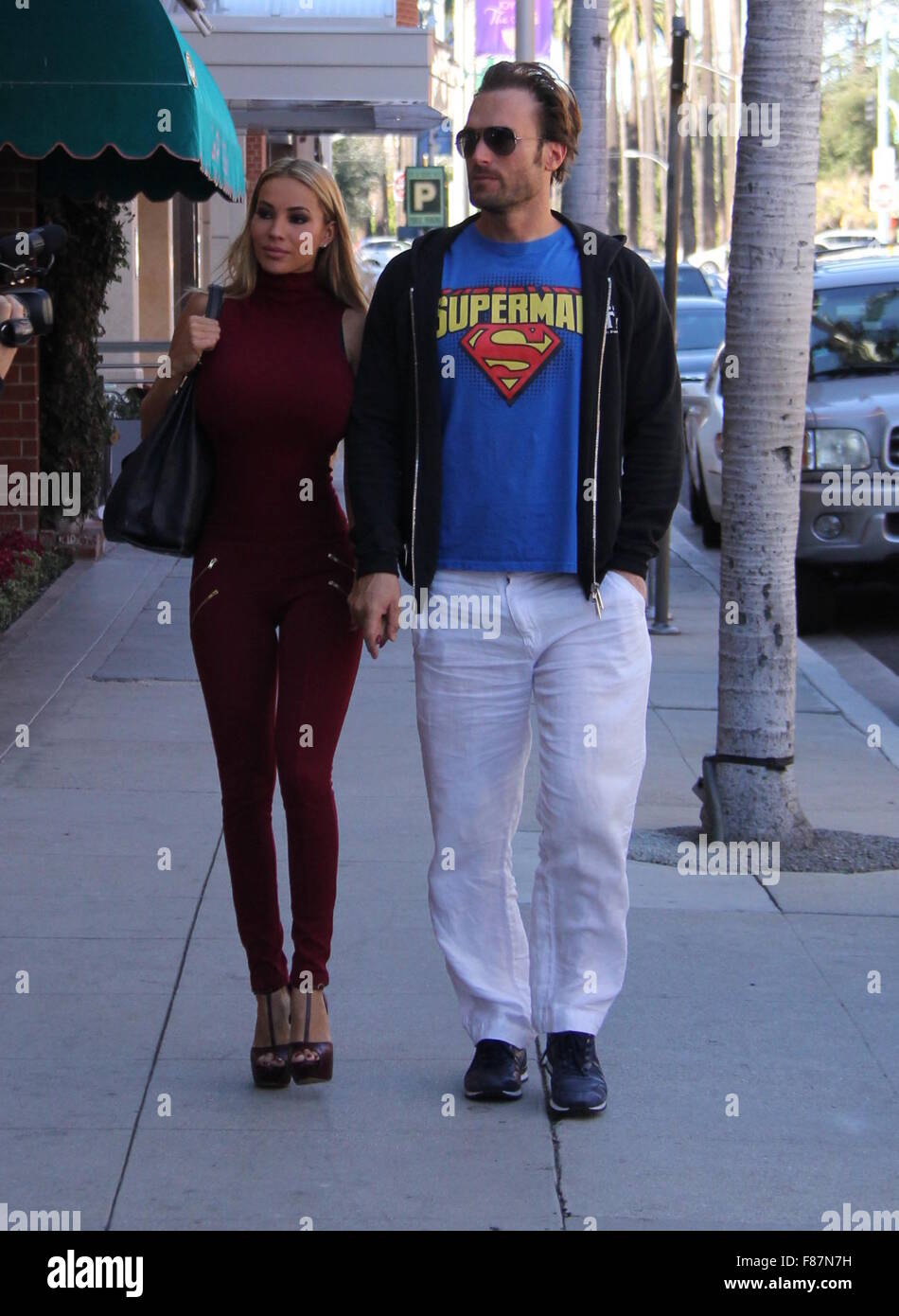 Bastian und Maria Yotta halten die Hände beim Einkaufen mit Beverly ...