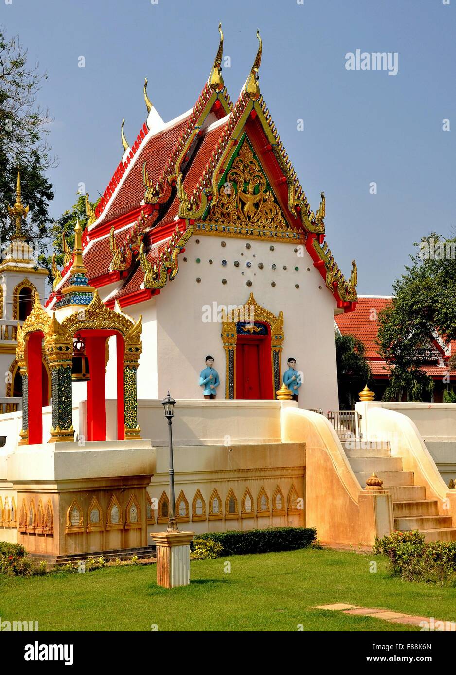 Kanchanaburi, Thailand A kleine Vihara mit vergoldeten Bas Relief ...
