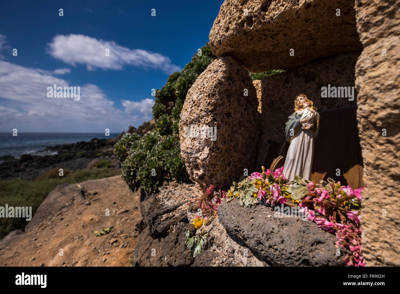 Virgin mary madonna statue shrine -Fotos und -Bildmaterial in hoher Auflösung – Alamy