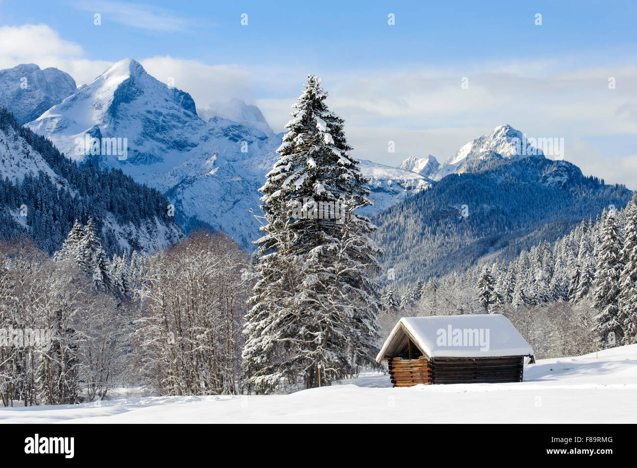 Schöne Landschaft in Bayern mit Alpen im Schnee mit kleinen Holzhütte ...