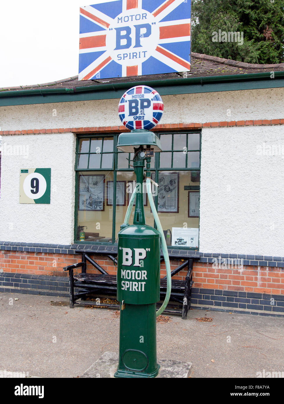 Antike bp benzinpumpe -Fotos und -Bildmaterial in hoher Auflösung – Alamy