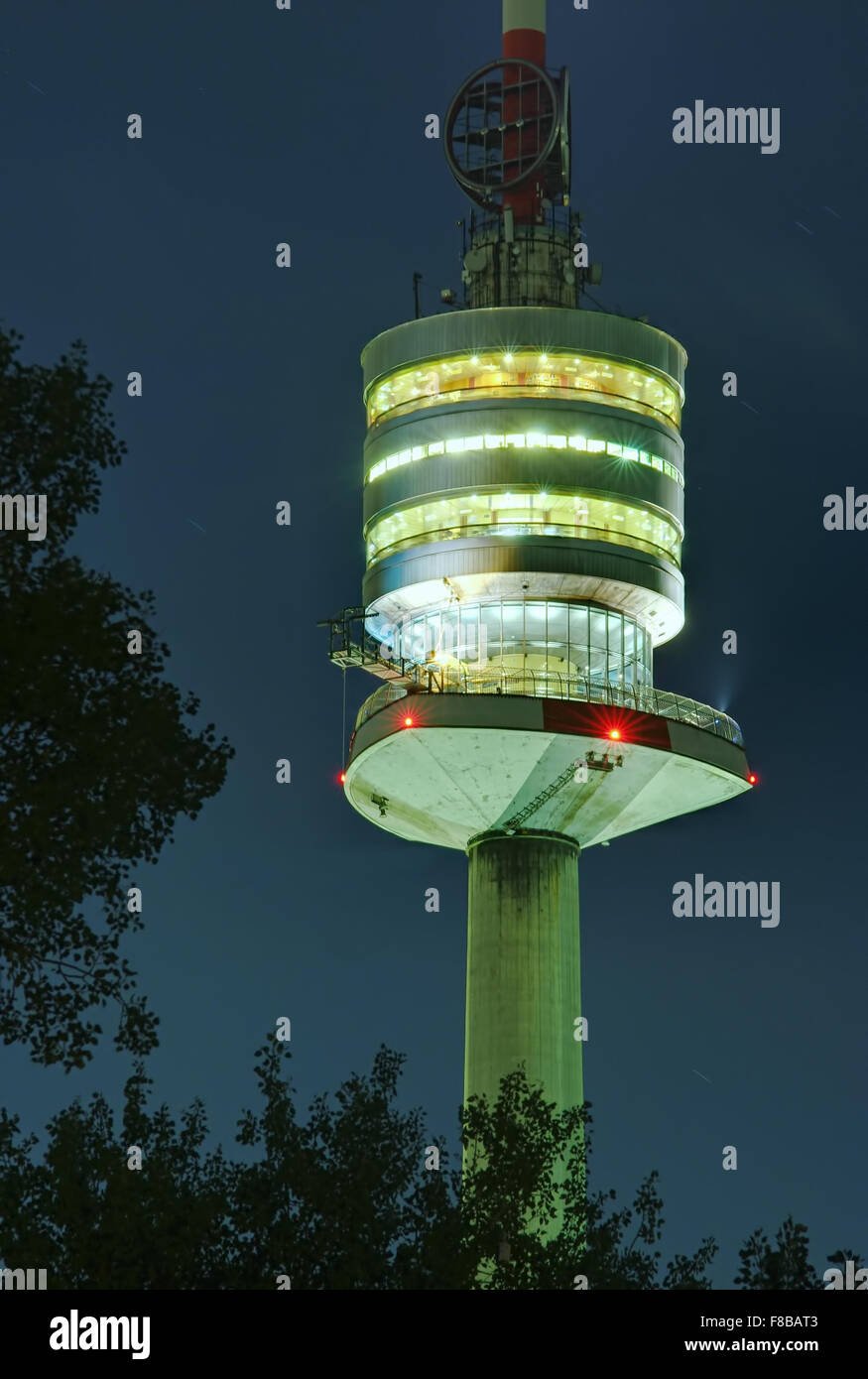Vienna donauturm at night -Fotos und -Bildmaterial in hoher Auflösung ...