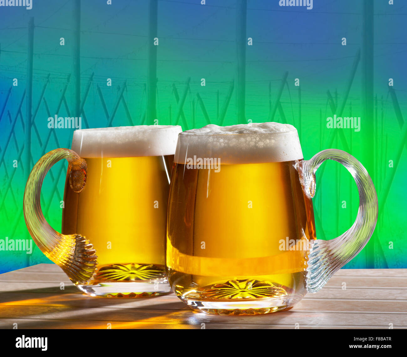 Zwei biere brauen -Fotos und -Bildmaterial in hoher Auflösung – Alamy