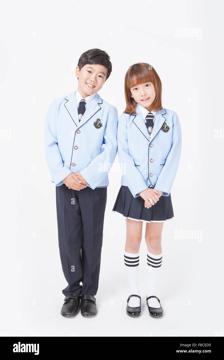 Grundschule-jungen und Mädchen in Schuluniformen zusammen stehen und starrte mich mit einem ...