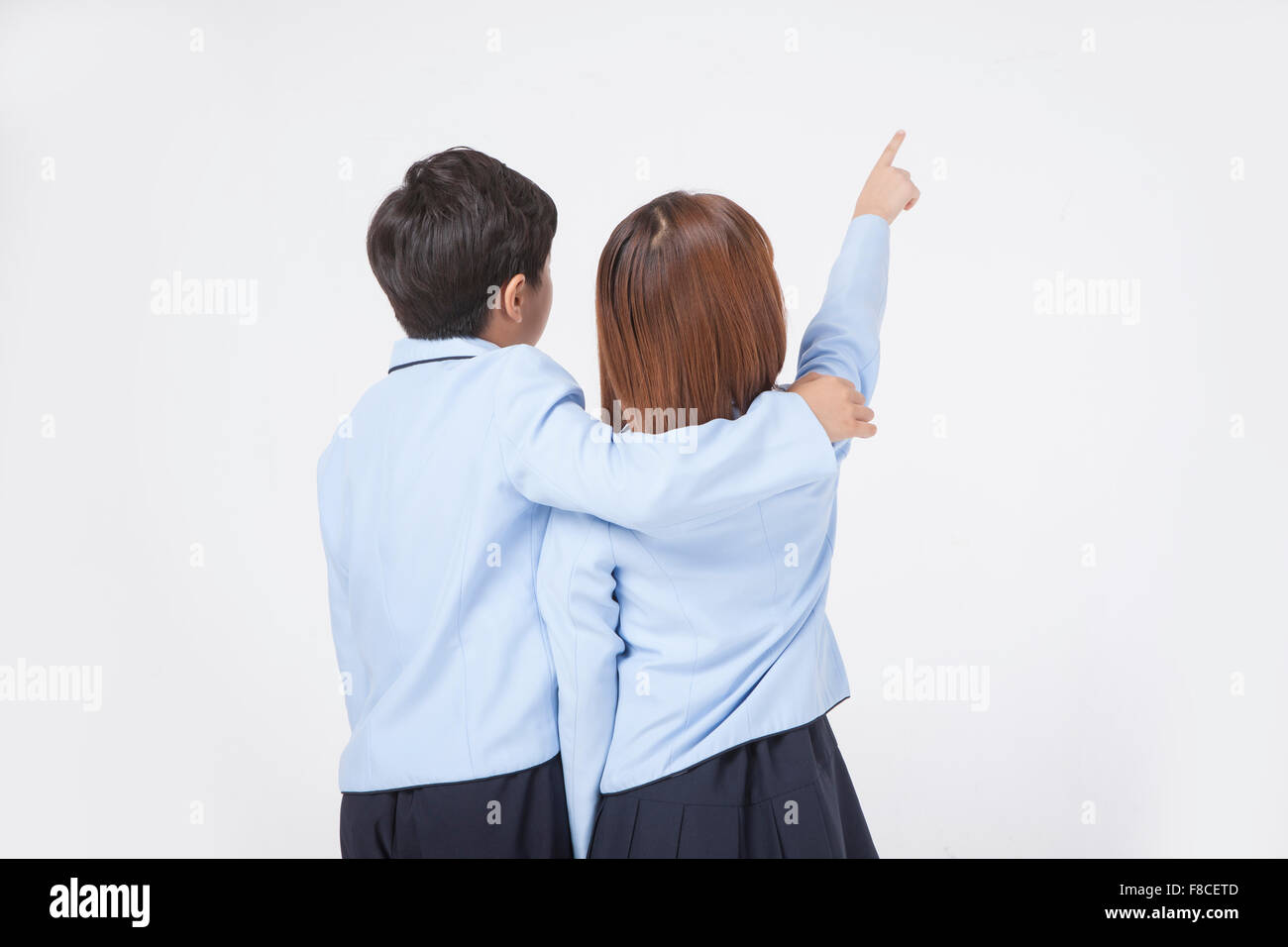 Aussehen der Grundschule jungen und Mädchen in Schuluniformen mit ihren Schuldzuweisungen und ...