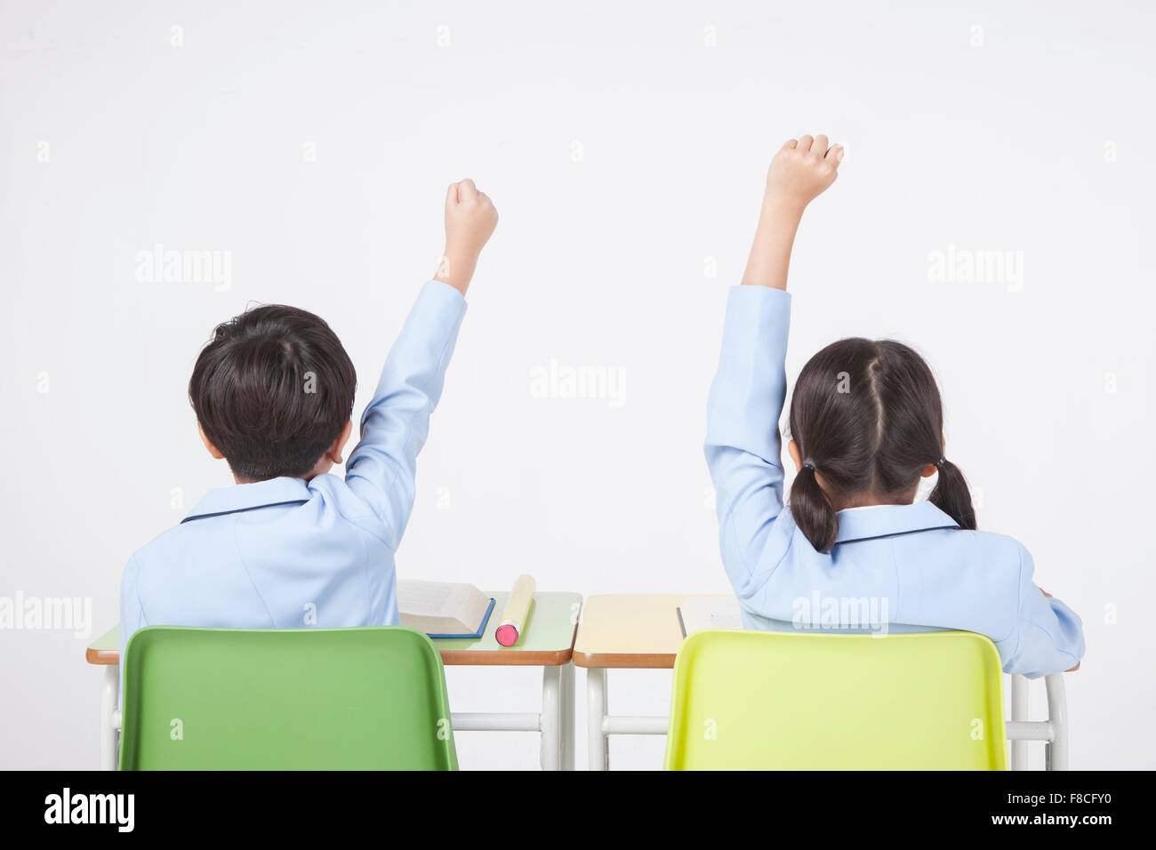 Junge und mädchen hand in hand -Fotos und -Bildmaterial in hoher Auflösung – Alamy