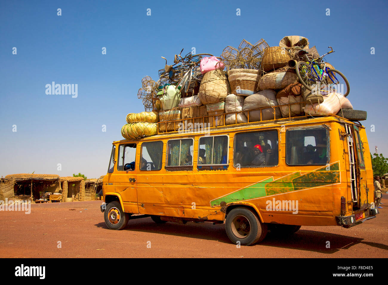 Overloaded truck and africa -Fotos und -Bildmaterial in hoher Auflösung ...