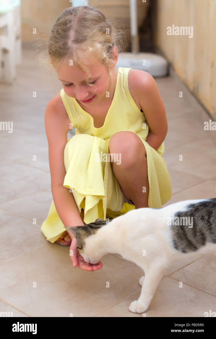 Kleines mädchen mit katze -Fotos und -Bildmaterial in hoher Auflösung ...