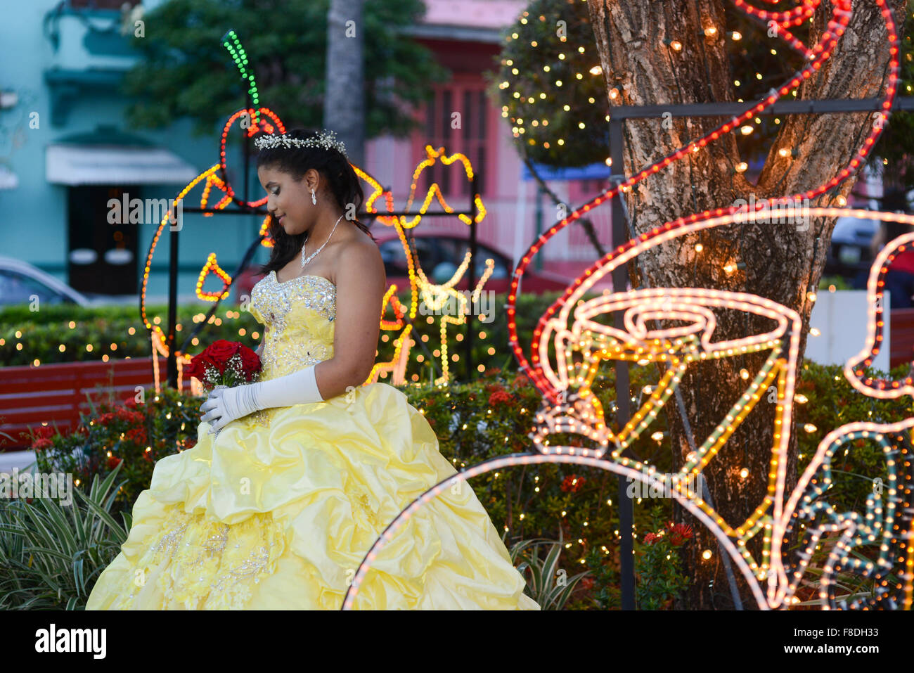 Puertorican (Hispanic) Quinceanera posiert in der Plaza Juana Diaz ...