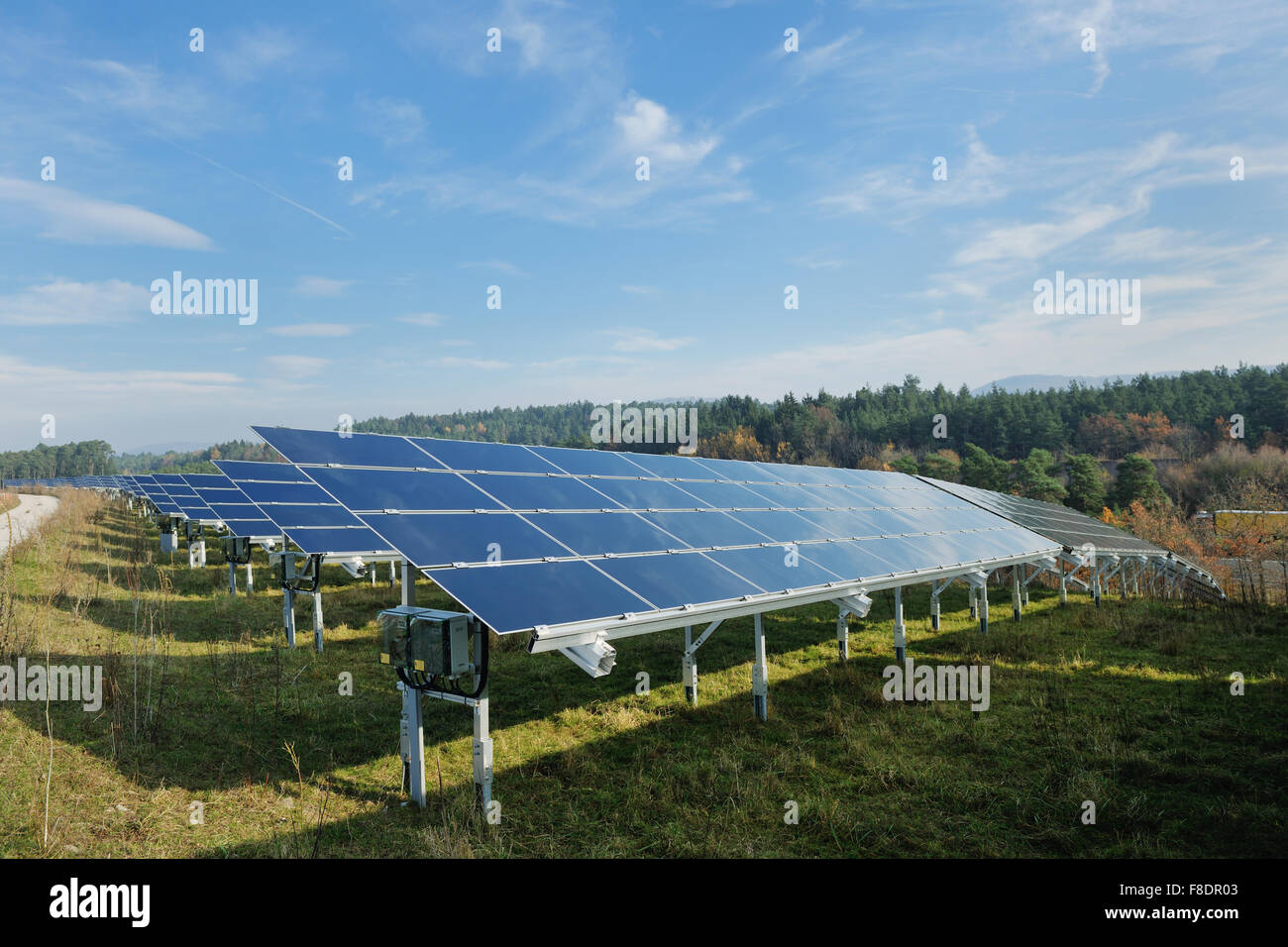 Sonnenkollektor erneuerbare Öko-Energie-Feld Stockfotografie - Alamy