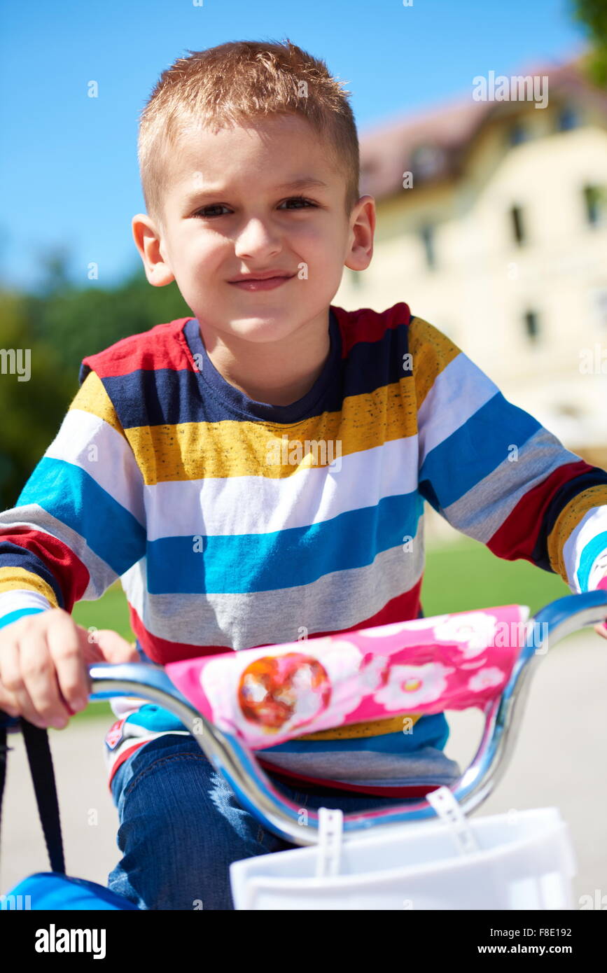glücklicher kleine Junge haben Spaß im Park und seinem ersten Fahrrad fahren zu lernen ...