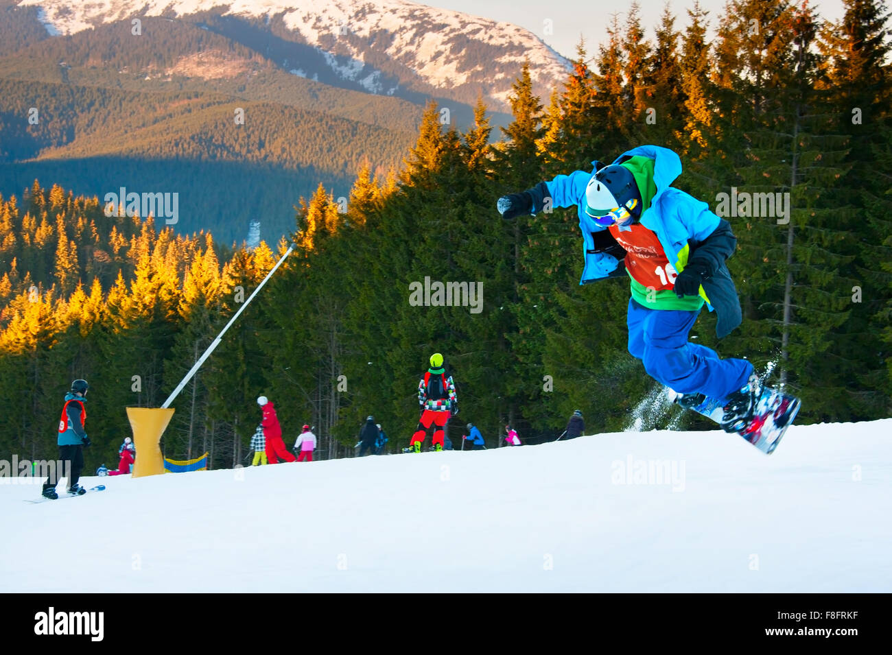 Snowboarder im Skigebiet Bukovel springen. Bukovel ist das beliebteste ...